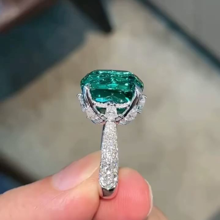 16.22ct Cushion Cut Emerald Engagement Ring | SayaBling Jewelry