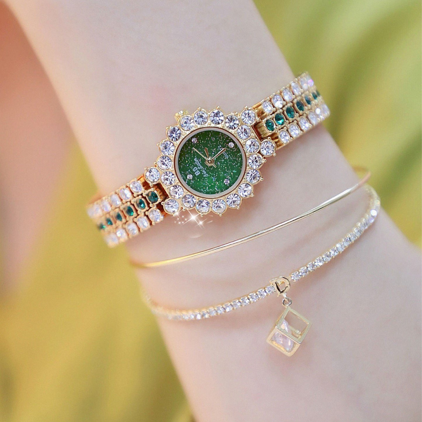 SayaBling Fashion Classic Diamond and Emerald Watch | SayaBling