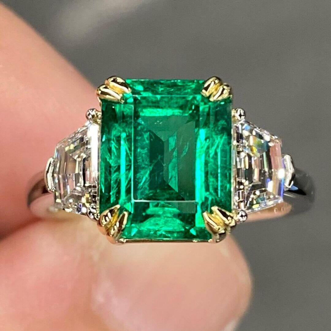 6ct Emerald Cut Three-stone Emerald Engagement Ring | SayaBling Jewelry 6ct Emerald Cut Three-stone Emerald Engagement Ring | SayaBling Jewelry