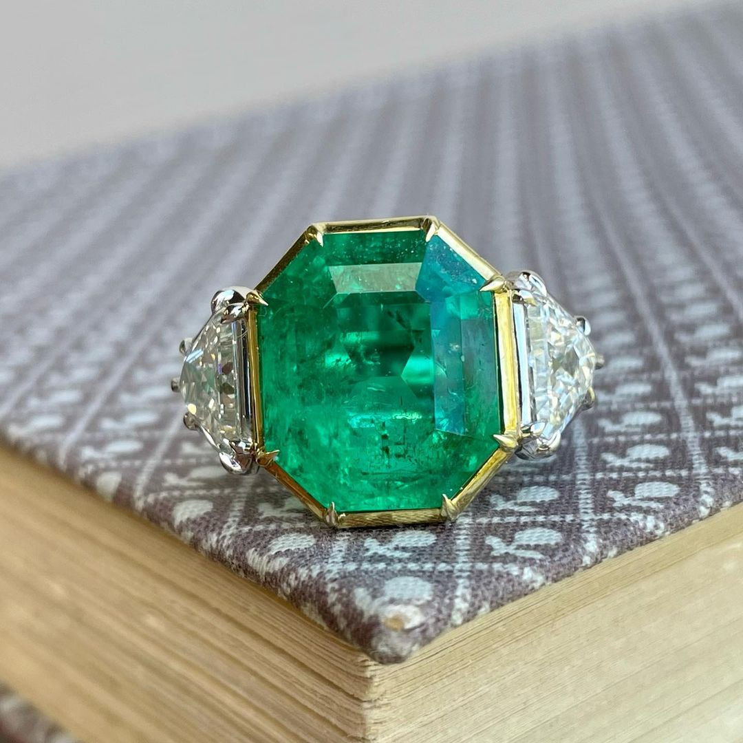 11ct Octagon-shaped Emerald Engagement Ring | SayaBling